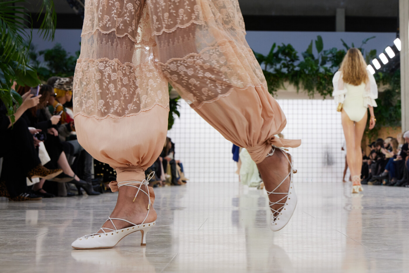 Modne buty wiosna-lato 2025. Trendy z wybiegów | Blog eobuwie.com.pl