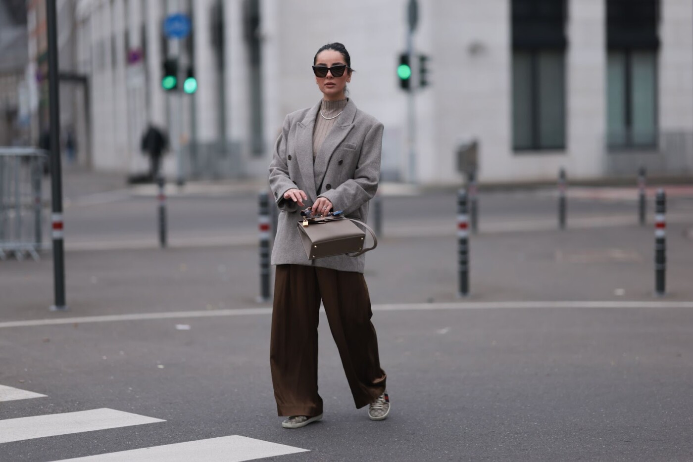 Casual business look – jak się nosić? Sprawdź!