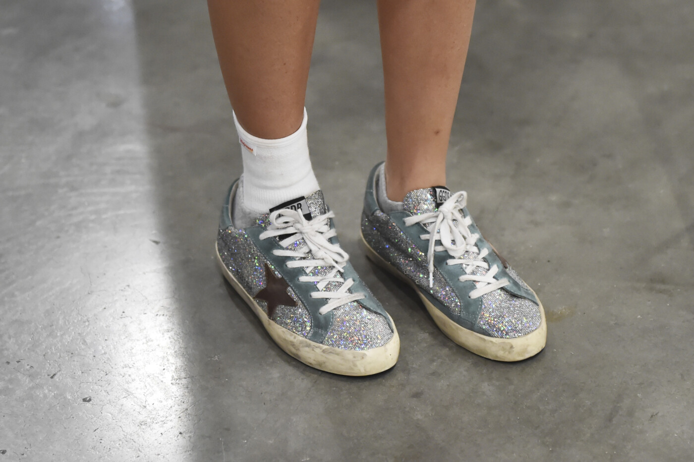 Golden Goose – historia, kultowe modele i kampania z Jane Fondą